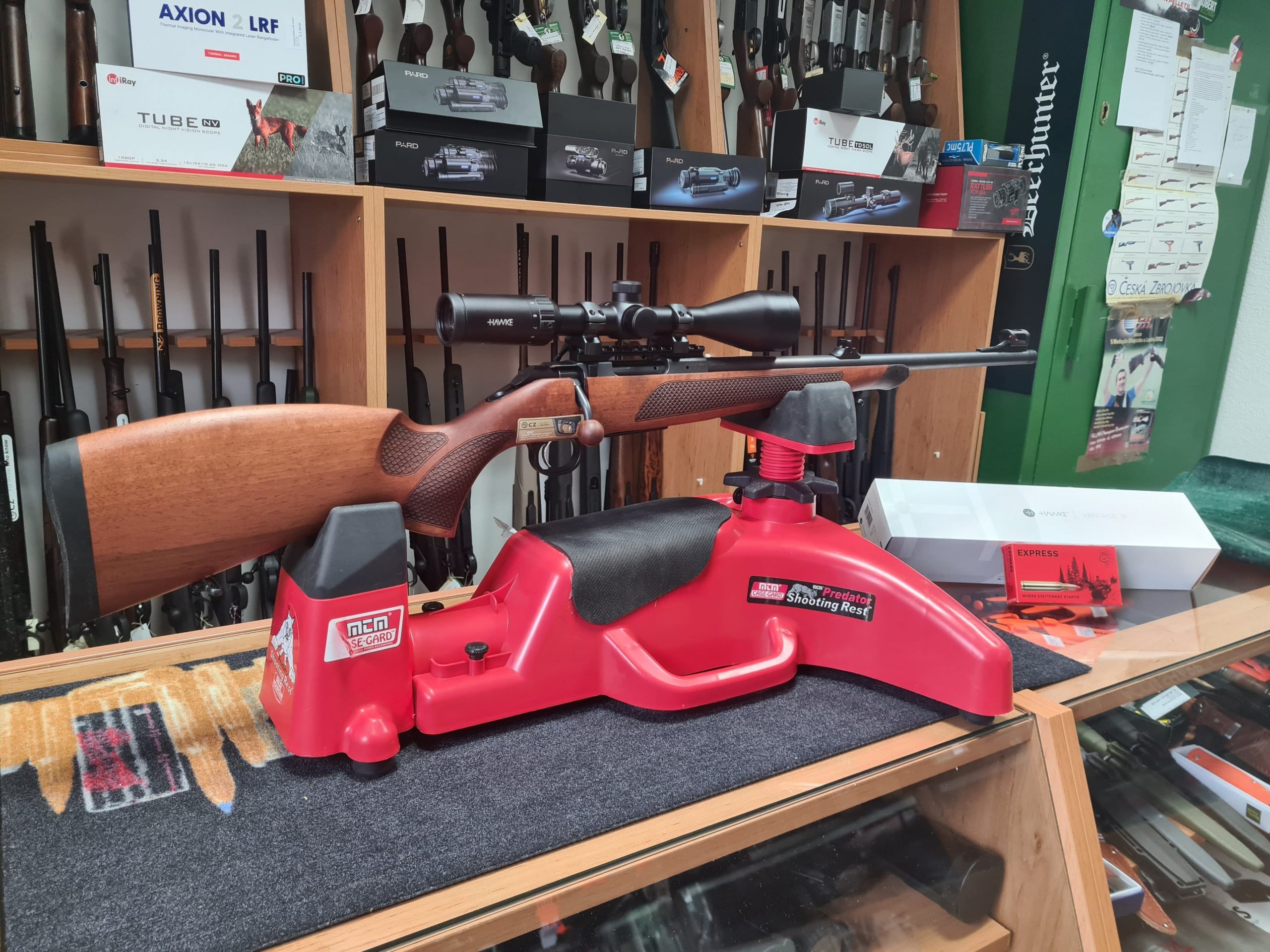 ČZ 600 LUX .223 + Hawke Vantage 4-12x50 - Trgovina Hubert Bjelovar